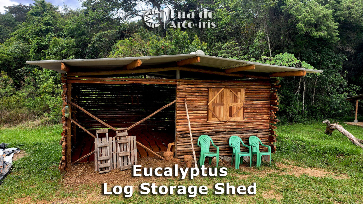 Eucalyptus Log Storage Shed - Lua do Arco-íris